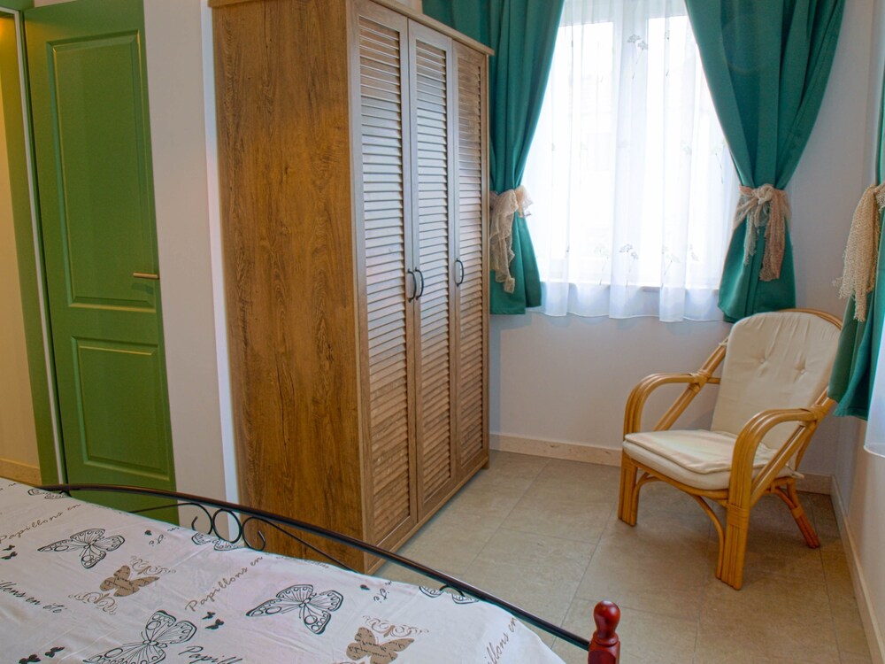 One bedroom apartment near beach Postira, Brač (A-24897-a) - Postira | Vrbo