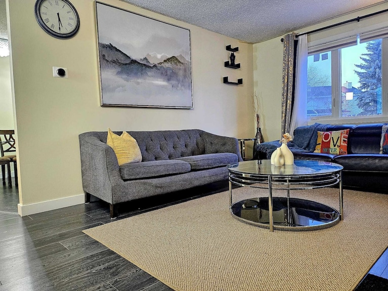 Modern 2br Haven - Walk To Transit, Dining & Entertainment - Fort Saskatchewan