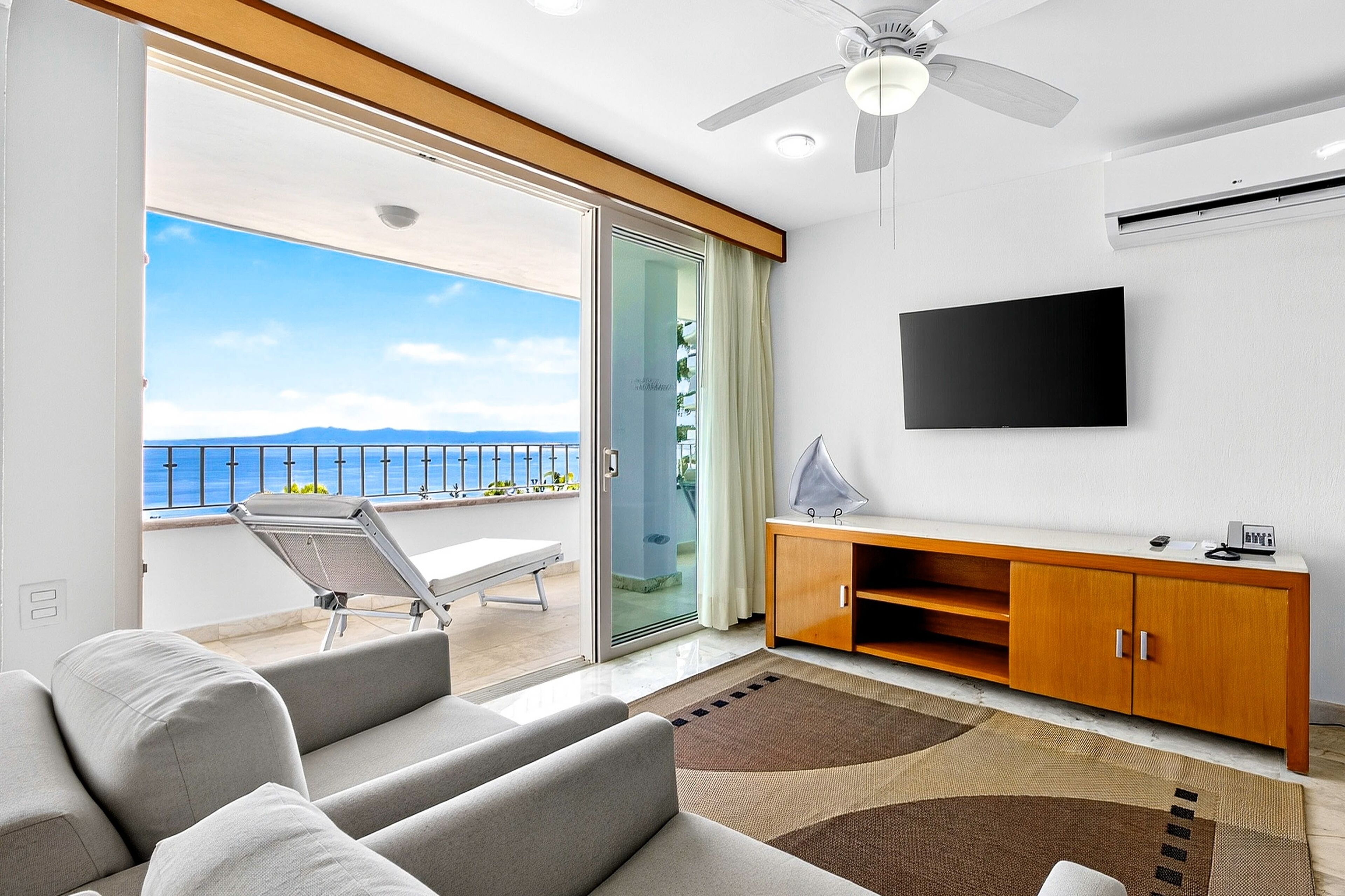 Luxury Hillside Suite With Infinity Pool, Ocean Views, Hot Tub & Terrace Seating - Puerto Vallarta