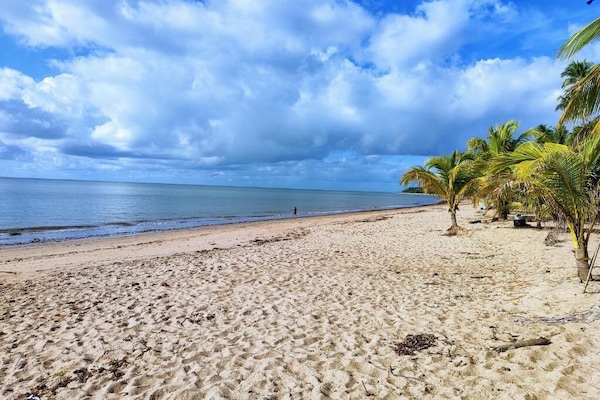 Na praia, areia branca