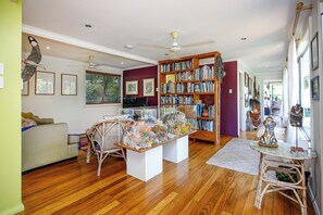 Casa conforto, varanda, vista para o jardim | Sala de estar