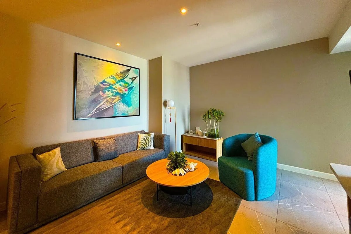 Apartamento de Luxo, 3 quartos, Vista para a cidade | Sala de estar | Televisor LCD de 52 polegadas com canais digitais, filmes pagos