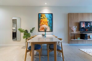 Apartamento Executivo, 3 quartos, banheira, Vista para a cidade | Refeições no quarto