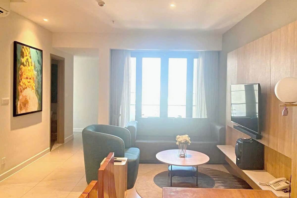 Apartamento de Luxo, 2 quartos, varanda, Vista para a cidade | Sala de estar | Televisor LCD de 52 polegadas com canais digitais, filmes pagos