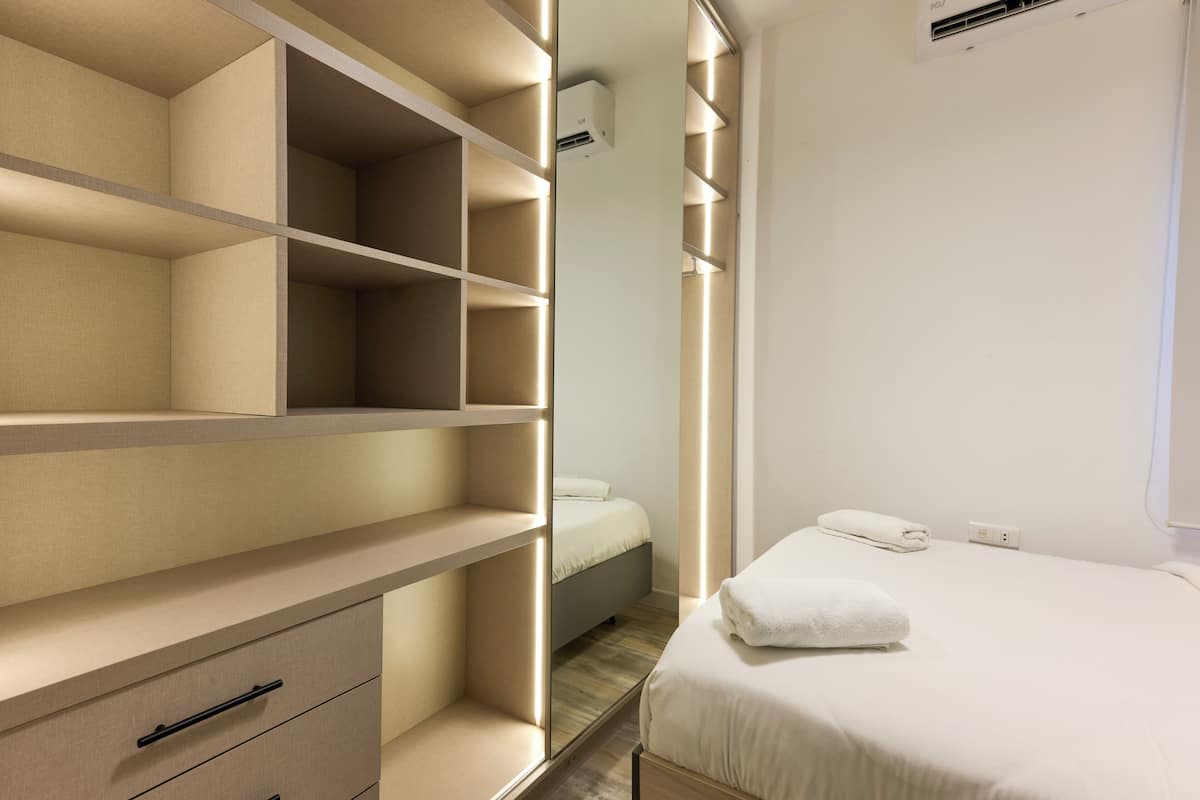 Apartamento, vista para o mar | Cortinas blackout, ferros/tábuas de passar roupa, Wi-Fi de cortesia