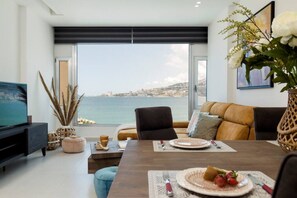 Apartamento, vista para o mar | Opções para refeição no quarto