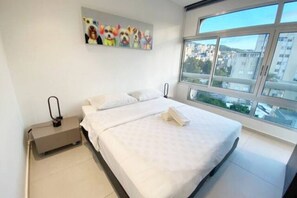 Apartamento, vista para o mar | Cortinas blackout, ferros/tábuas de passar roupa, Wi-Fi de cortesia