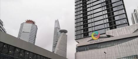 Um edifício moderno com fachada de vidro e um logotipo característico.