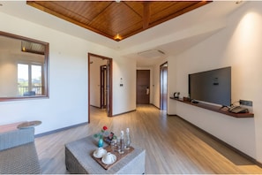Quarto família, vista para a piscina | Camas com colchões pillow-top, frigobar, cofres nos quartos