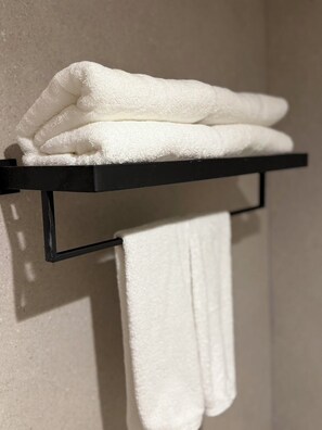 Quarto Duplo Deluxe | Casa de banho | Um polibã, artigos de higiene pessoal grátis, um secador de cabelo