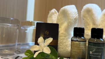 Chuveiro, produtos de toalete grátis, secador de cabelo