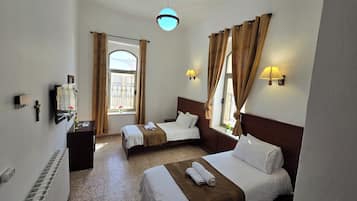 Twin Room (2 Single Beds) | Secretária, secretária adequada para computadores portáteis