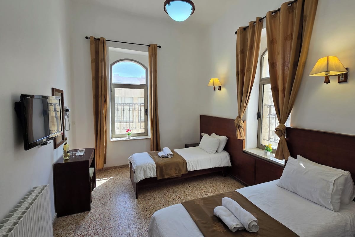 Twin Room (2 Single Beds) | Secretária, Wi-fi grátis