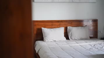 Quarto casal conforto, vista para o jardim | Escrivaninha, ferros/tábuas de passar roupa, Wi-Fi de cortesia