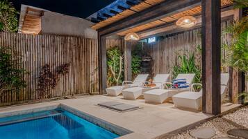 Terraço com espreguiçadeiras