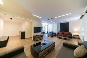 Duplex, 2 quartos, vista para a cidade | Área de estar | TV LED 42 polegadas com canais via satélite