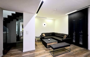 Apartamento família | Área de estar | TV LED 42 polegadas com canais via satélite