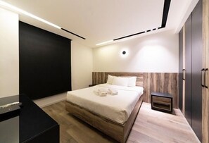 Duplex, 2 quartos, vista para a cidade | Cofres nos quartos, cortinas blackout, ferros/tábuas de passar roupa