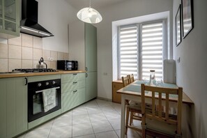 Apartamento Clássico | Cozinha privada | Uma cafeteira/bule, uma chaleira elétrica