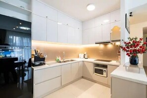 Apartamento Deluxe, 2 quartos, Vista para a cidade | Cozinha privada | Um frigorífico no espaço comum, um micro-ondas no espaço comum 