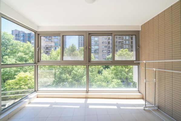 Apartamento superior, 3 quartos, sacada, vista para a cidade | Vista do quarto