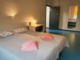 Quarto Familiar, vista para o parque | Secretária, secretária adequada para computadores portáteis 