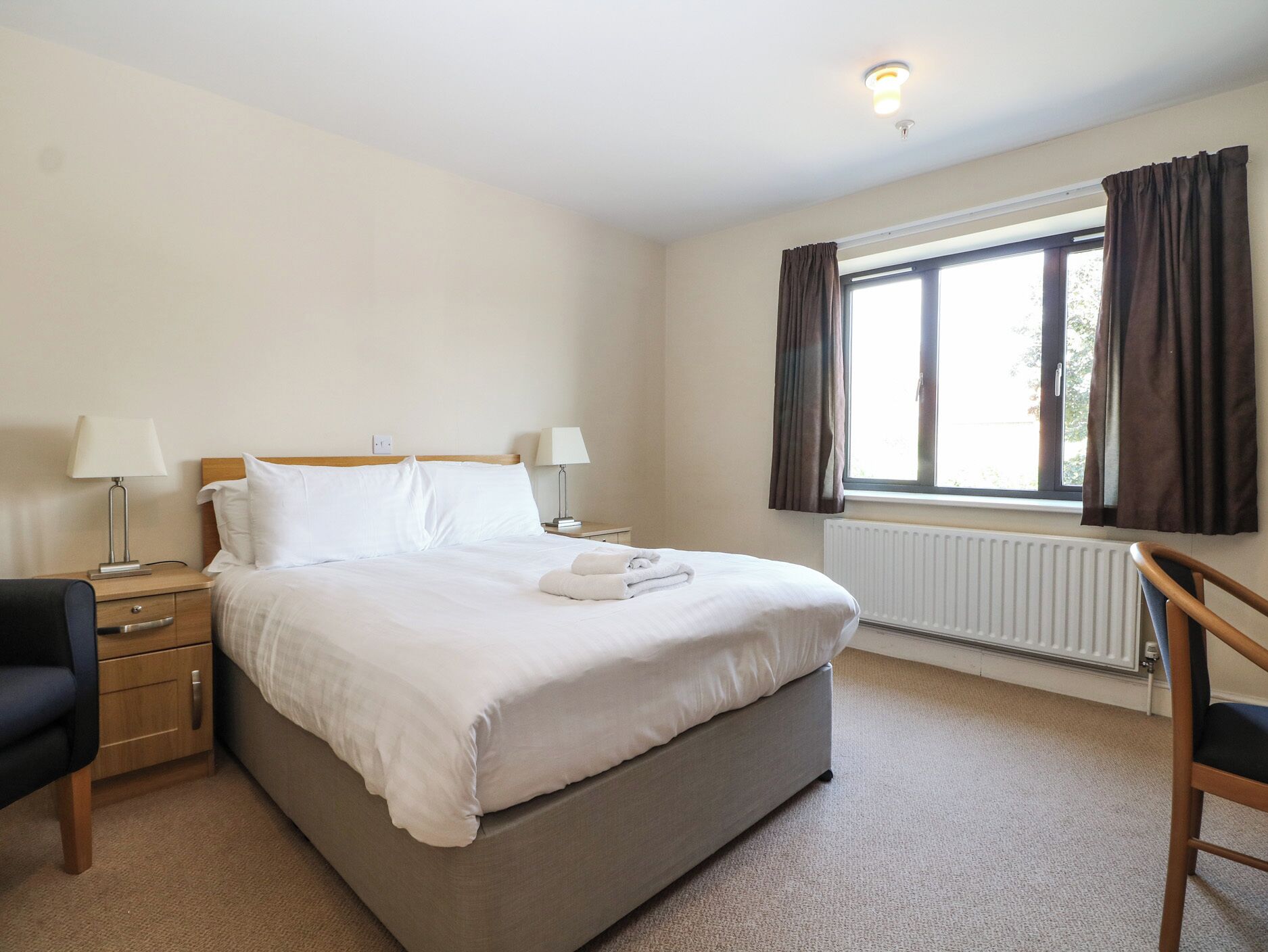 1 quarto, com decoração personalizada, com mobília individualizada 