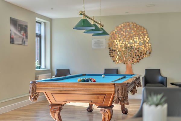 Marine Court First-floor Double Bedroom With Wet Room - West Sussex