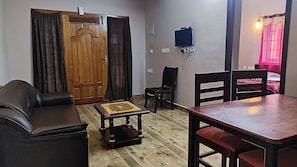Suíte, sacada, vista para a colina | Área de estar