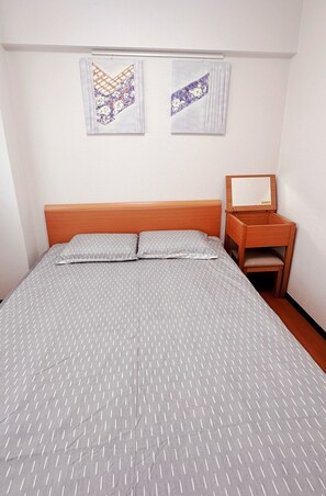 Apartamento Familiar, 3 quartos, varanda | Cofre no quarto, cortinas/cortinados opacos, ferro/tábua de engomar 