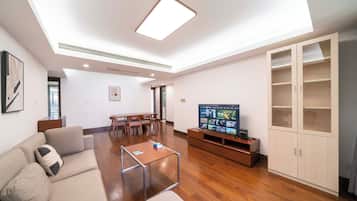 Apartamento superior, 3 quartos, sacada, vista para a cidade | Sala de estar | Smart TV