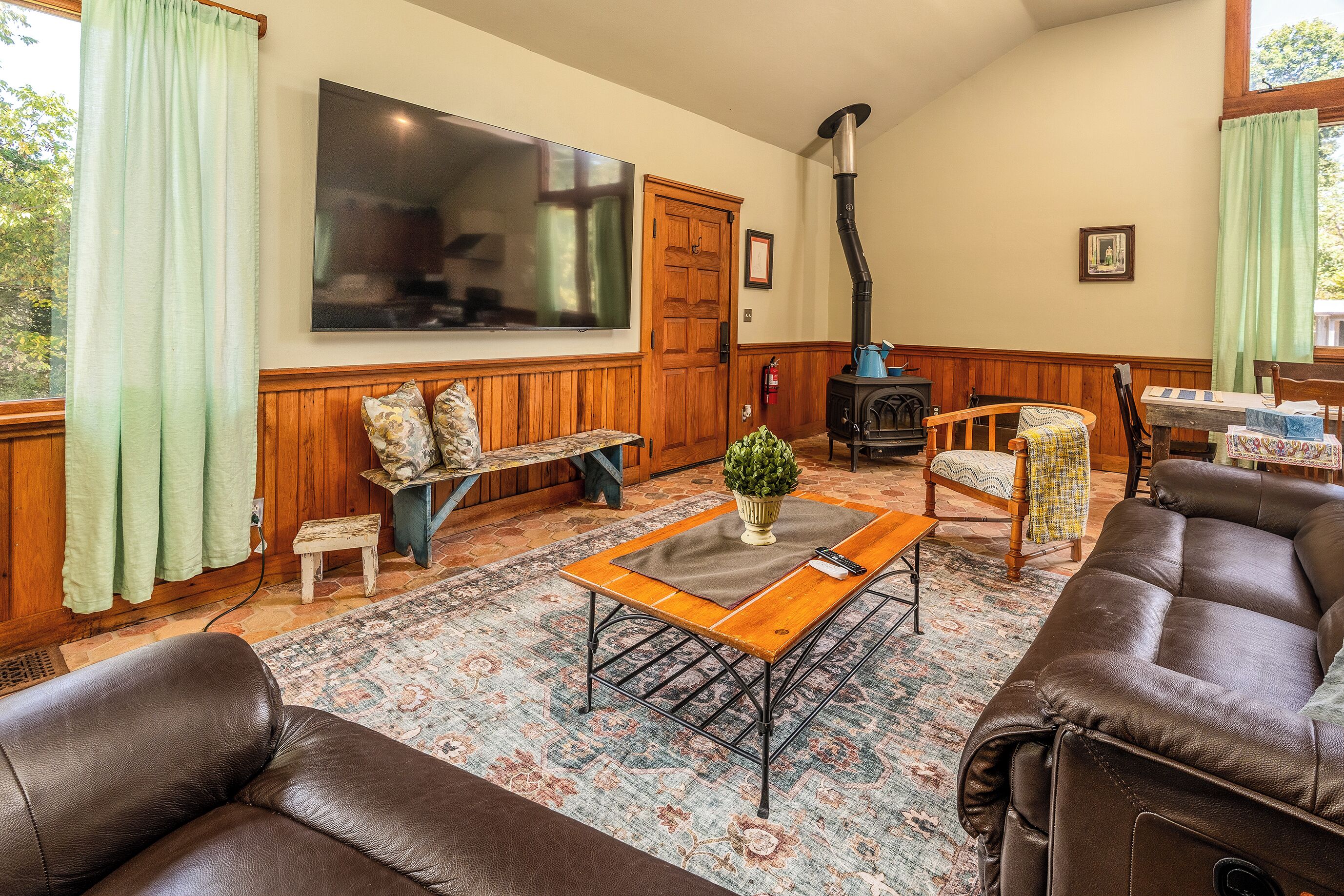 Peaceful Nature Retreat With Artistic Charm - Mount Vernon, IL