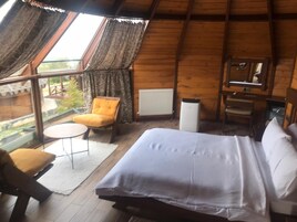 Quarto clássico, vista para a cidade | Roupa de cama