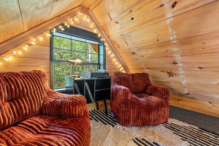 Intimate Cabin Escape: Hot Tub, Sauna, Firepit, Grill & Projector - Alabama