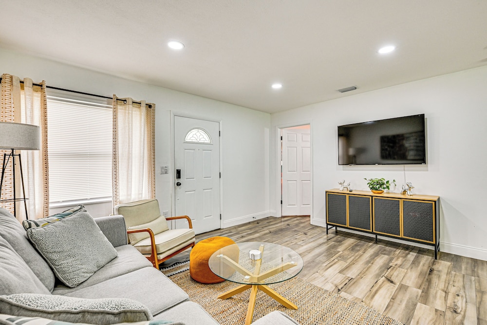 1 Mi To Busch Gardens: Modern Home W/ Private Yard - Tampa, FL