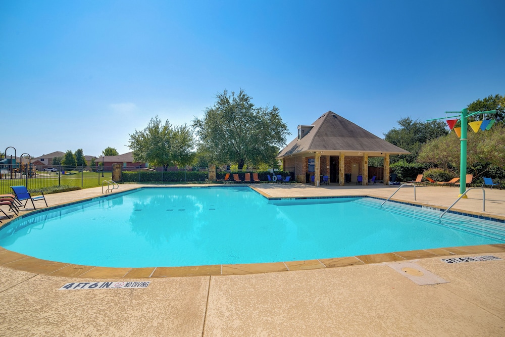 Quiet Suburban Home W/ Private Yard In Seagoville! - Dallas, TX