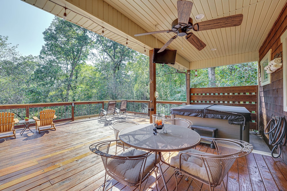 Hot Tub Soaks & Outdoor Fun: Fayetteville Cabin - Fayetteville, AR