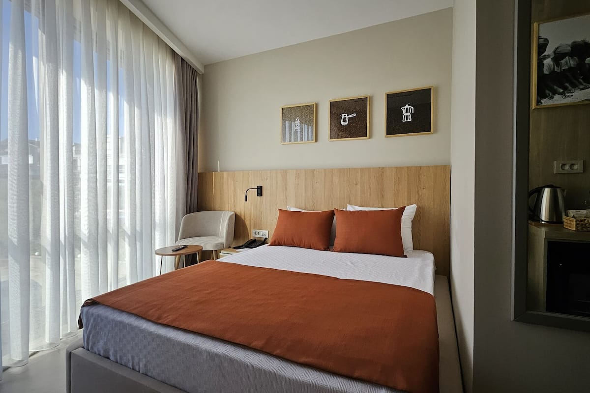 Economy Sea View Room | Roupa de alta qualidade, minibar, cortinas/cortinados opacos 