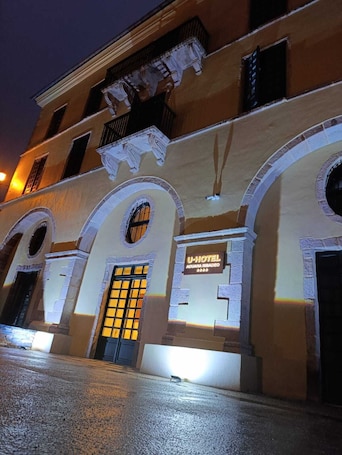 Fachada do alojamento. U-Hotel Aduana Ribadeo