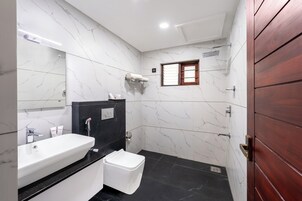 Quarto superluxo, vista para a piscina | Banheiro | Chuveiro, sabonete, shampoo, papel higiênico