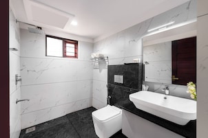 Quarto clássico, vista para o jardim | Banheiro | Chuveiro, sabonete, shampoo, papel higiênico