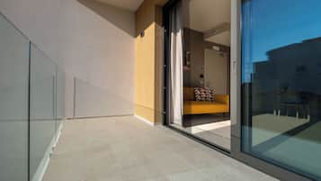 Apartamento, 1 cama Queen e sofá-cama, para não fumantes, vista para a cidade | Terraço/pátio