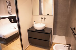 Quarto Duplo Deluxe, Vista para a cidade | Casa de banho | Um polibã, artigos de higiene pessoal grátis, um secador de cabelo 