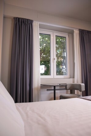 Quarto Duplo Deluxe, Vista para a cidade | Secretária, Wi-fi grátis 