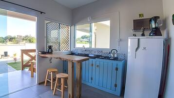 Um micro-ondas, utensílios de cozinha, Produtos de limpeza