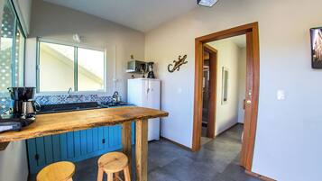 Um micro-ondas, utensílios de cozinha, Produtos de limpeza