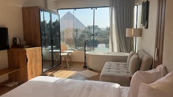 Suíte com design assinado, banheira de imersão (Panoramic Pyramid) | Roupas de cama premium, edredons de pluma