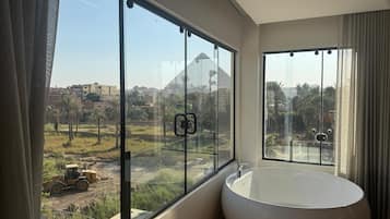 Suíte superluxo, banheira de imersão (Panoramic Pyramid) | Roupas de cama premium, edredons de pluma