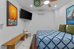 Apartamento em Condomínio Fechado, 1 cama queen-size e sofá-cama, acesso à piscina (Luz 401) | 1 quarto, com decoração personalizada, com mobília individualizada 