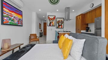 Apartamento em Condomínio Fechado, 1 cama queen-size e sofá-cama, acesso à piscina (Luz 401) | 1 quarto, com decoração personalizada, com mobília individualizada